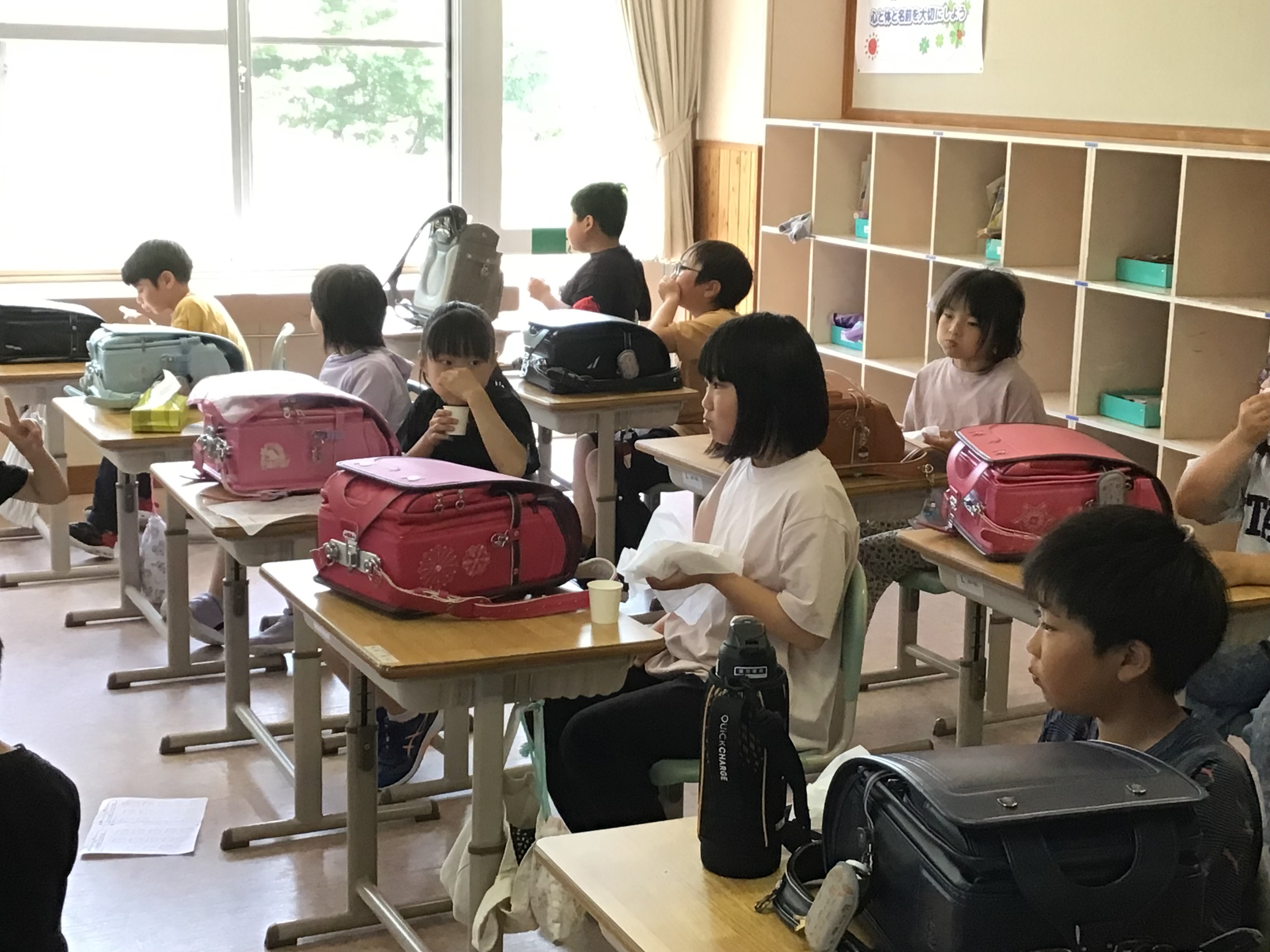 フッ化物洗口の様子: 岩見沢市立くりさわ学舎ブログ